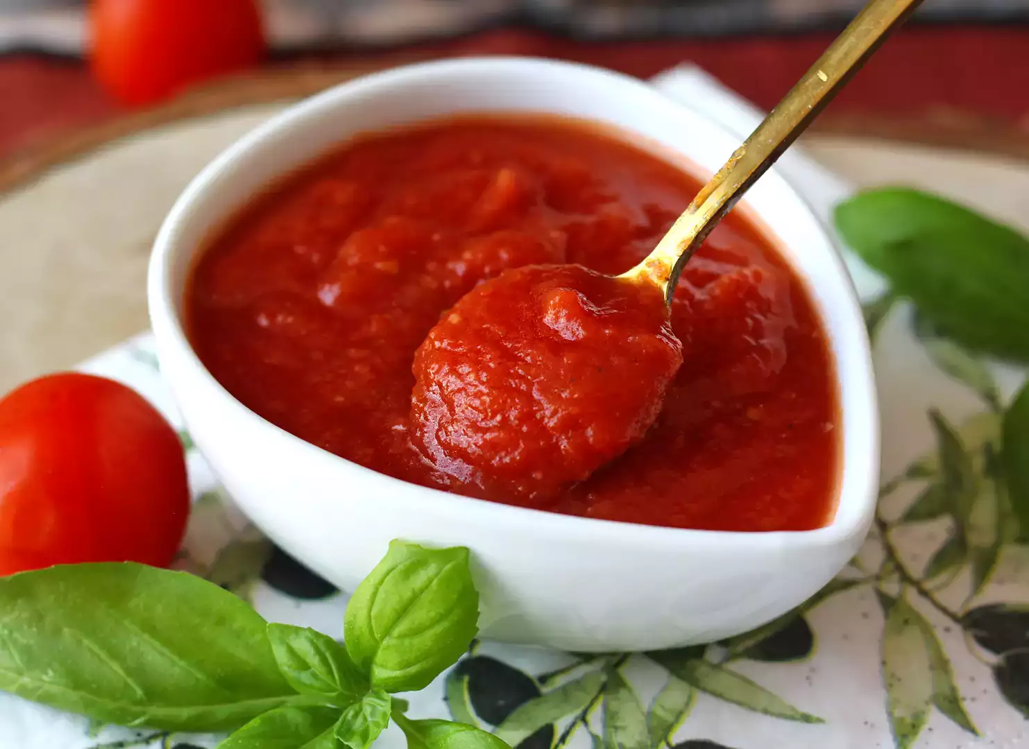 A full-flavoured raw tomato sauce, ideal as a topping for pizza or pinsa