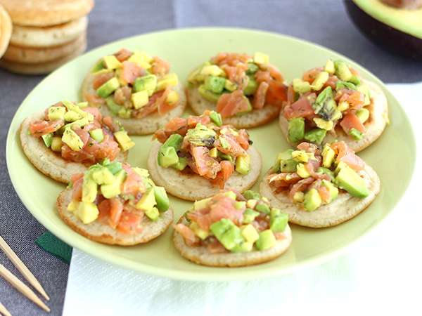 Avocado and salmon blini appetizer - Recipe Petitchef