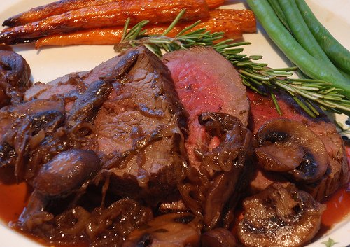 Beef filet with red wine mushroom sauce - Recipe Petitchef