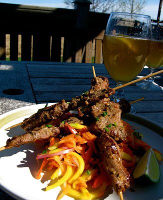 Beef satay with mango mint salad - Recipe Petitchef