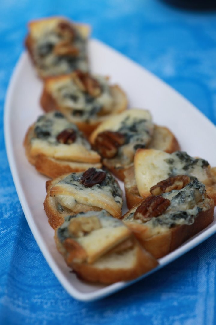 Blue cheese and pear recipe snacks for wine lovers