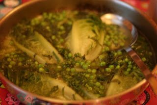 Braised lettuce with peas and mint - Recipe Petitchef