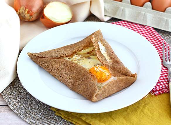 Buckwheat galette with ham, egg and cheese - Recipe Petitchef
