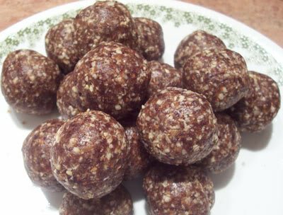 Carob-oatmeal raisin balls - Recipe Petitchef