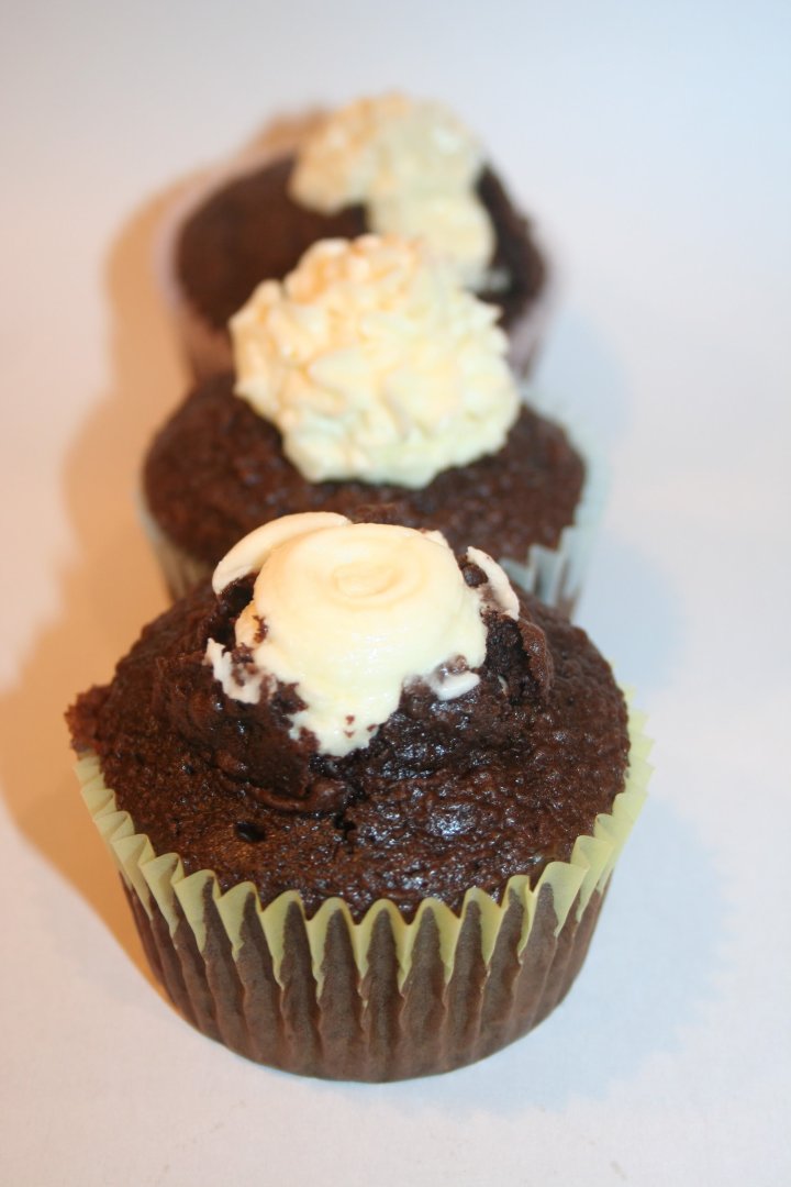 Chocolate cupcakes with volcano style orange icing - Recipe Petitchef