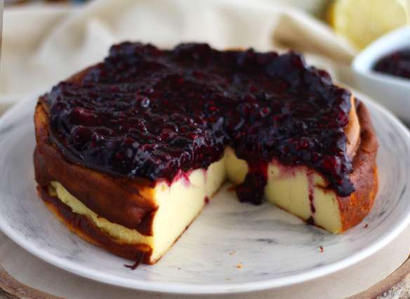 Condensed milk cheesecake and its berry purée - Recipe Petitchef