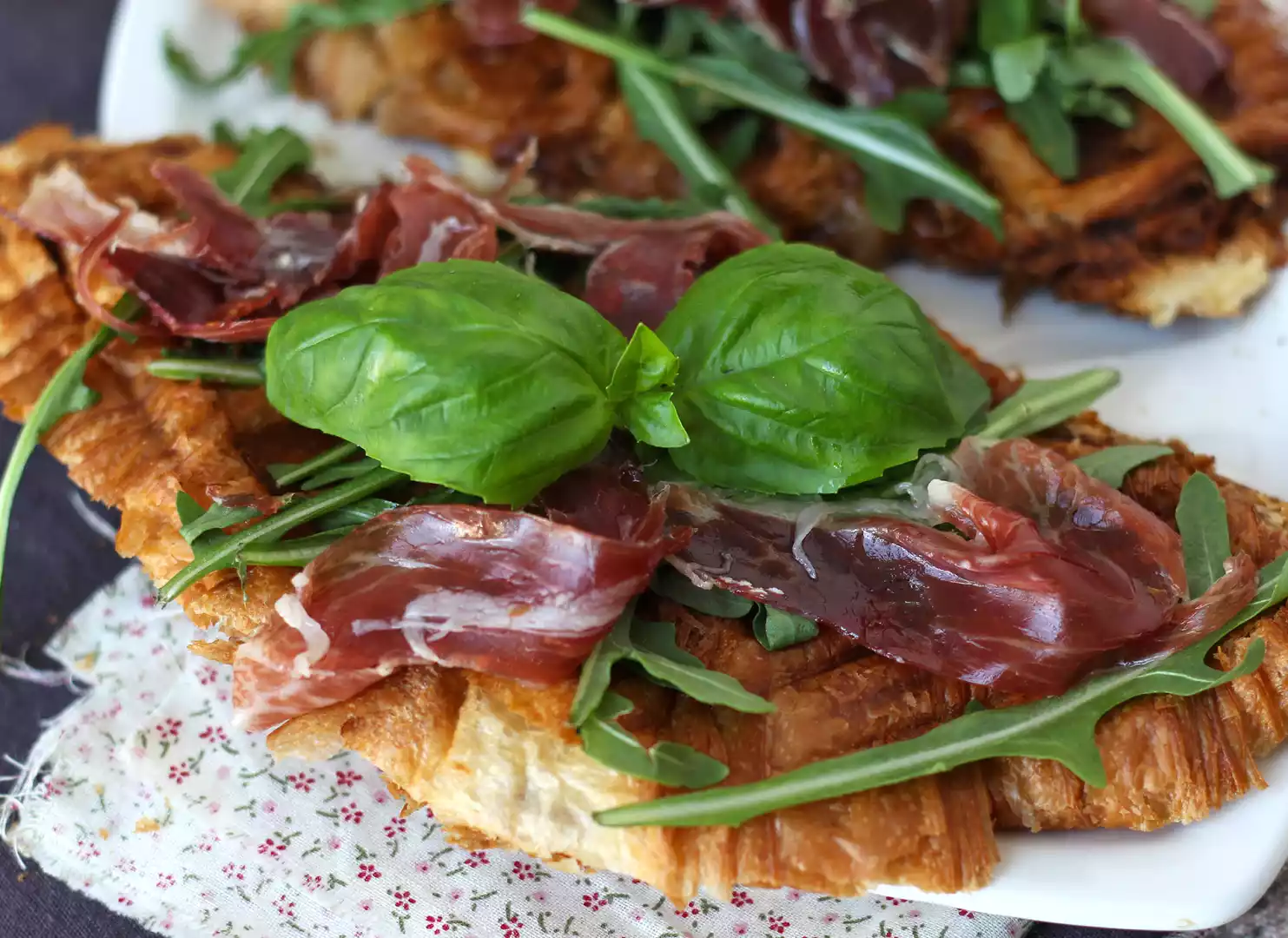 Croffle recipe: croissant sandwich with fig jam & ham