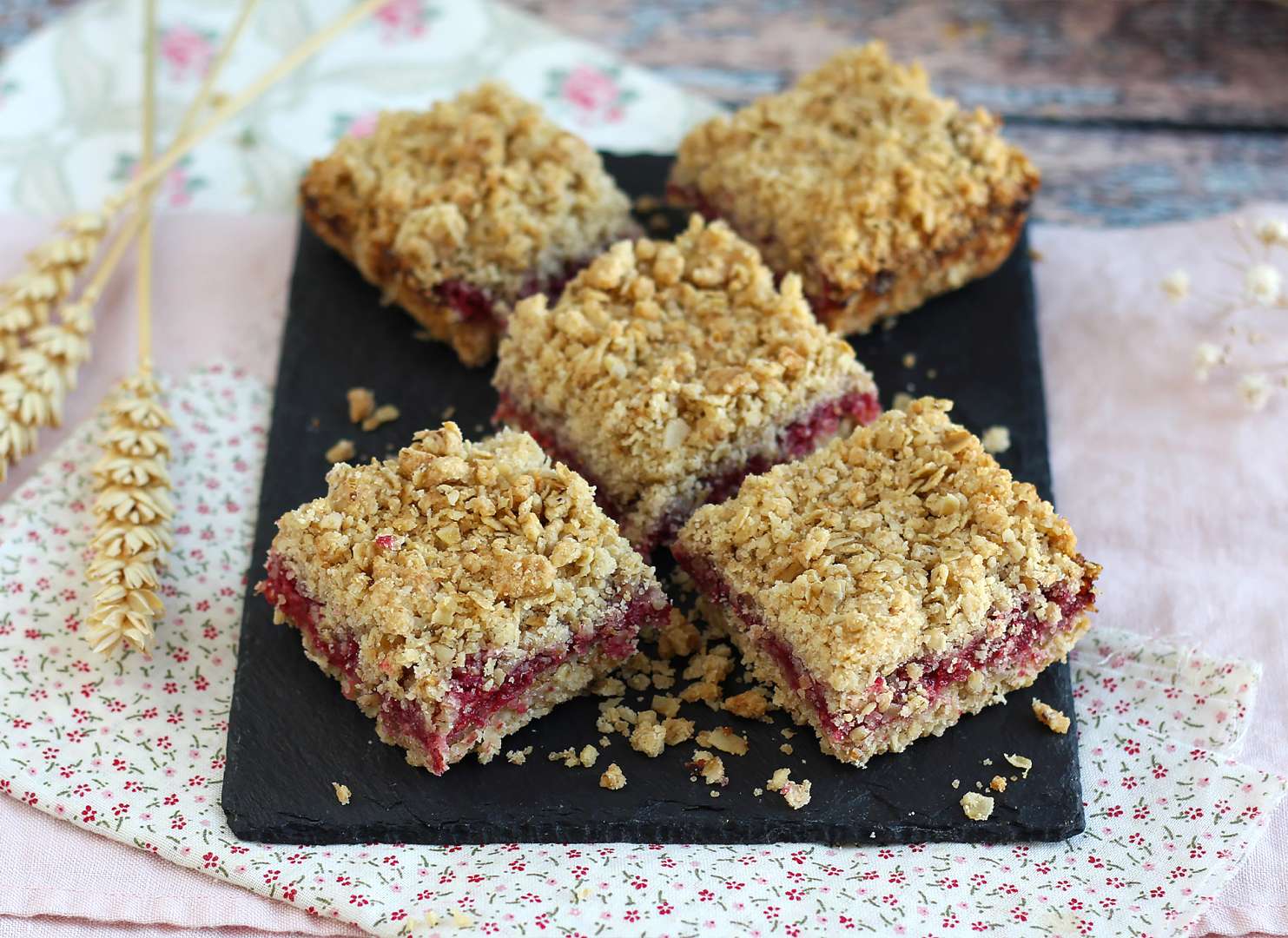 Crumble bars with raspberries, the best snack - Recipe Petitchef