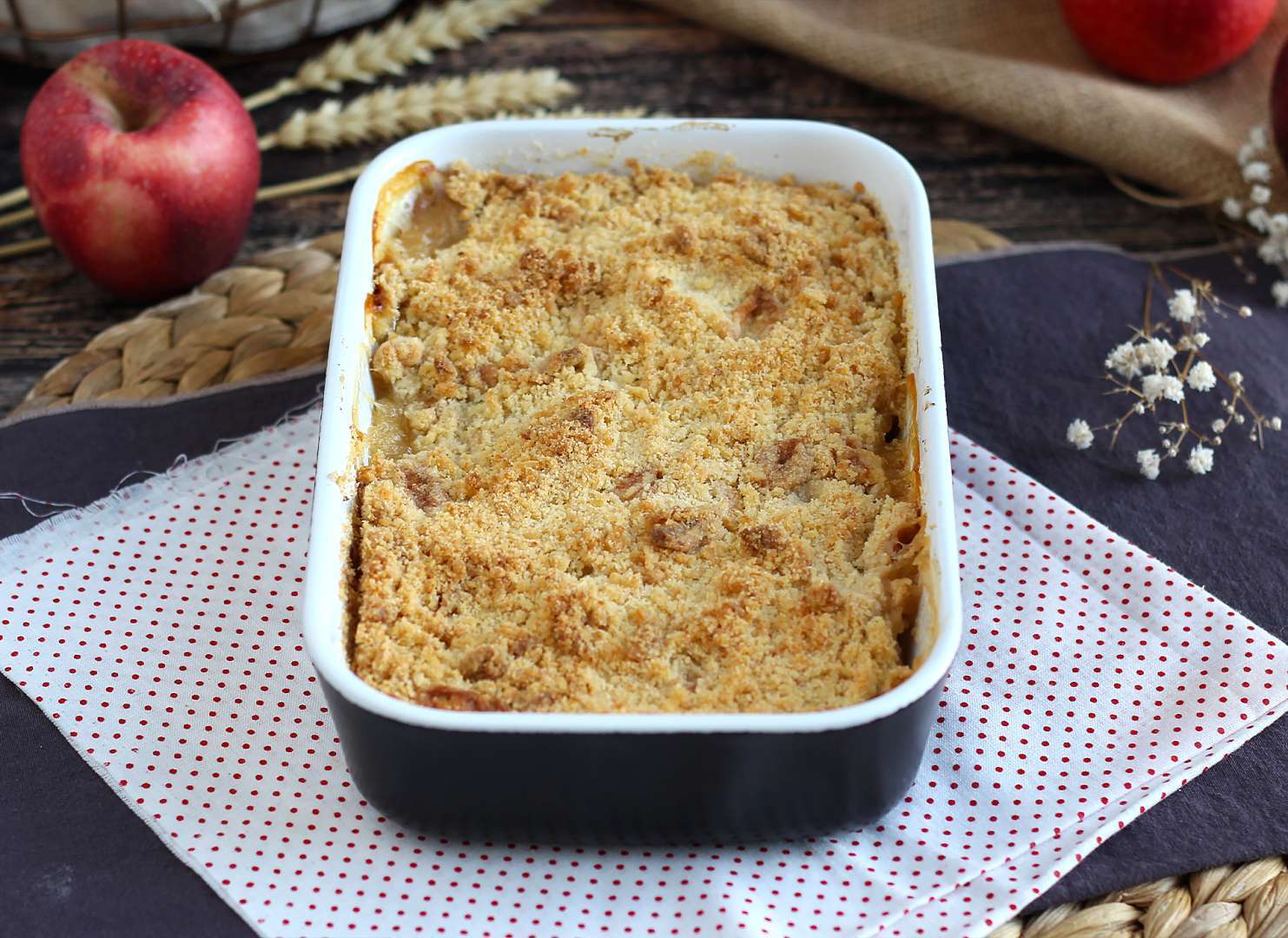 Easy and quick apple crumble - Recipe Petitchef