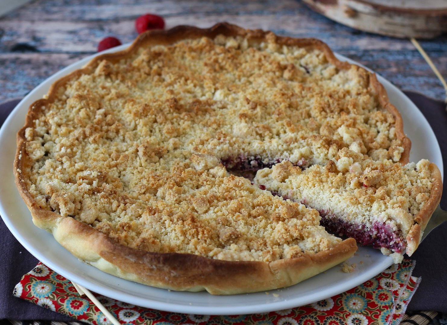 Express crumble tart with red berries recipe