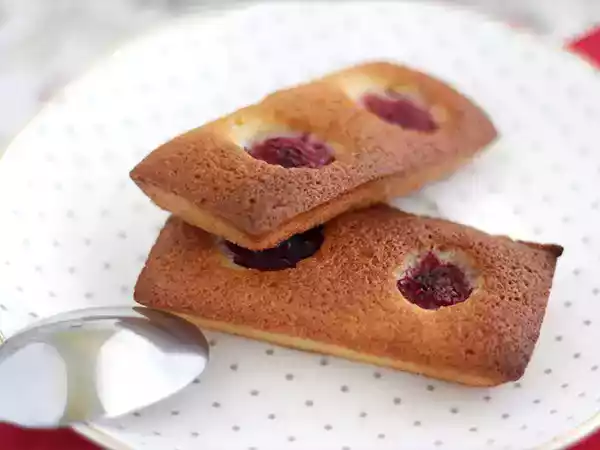 Financiers with raspberries - video recipe