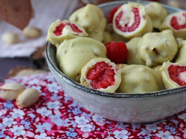 Franui recipe with pistachio & coated raspberries
