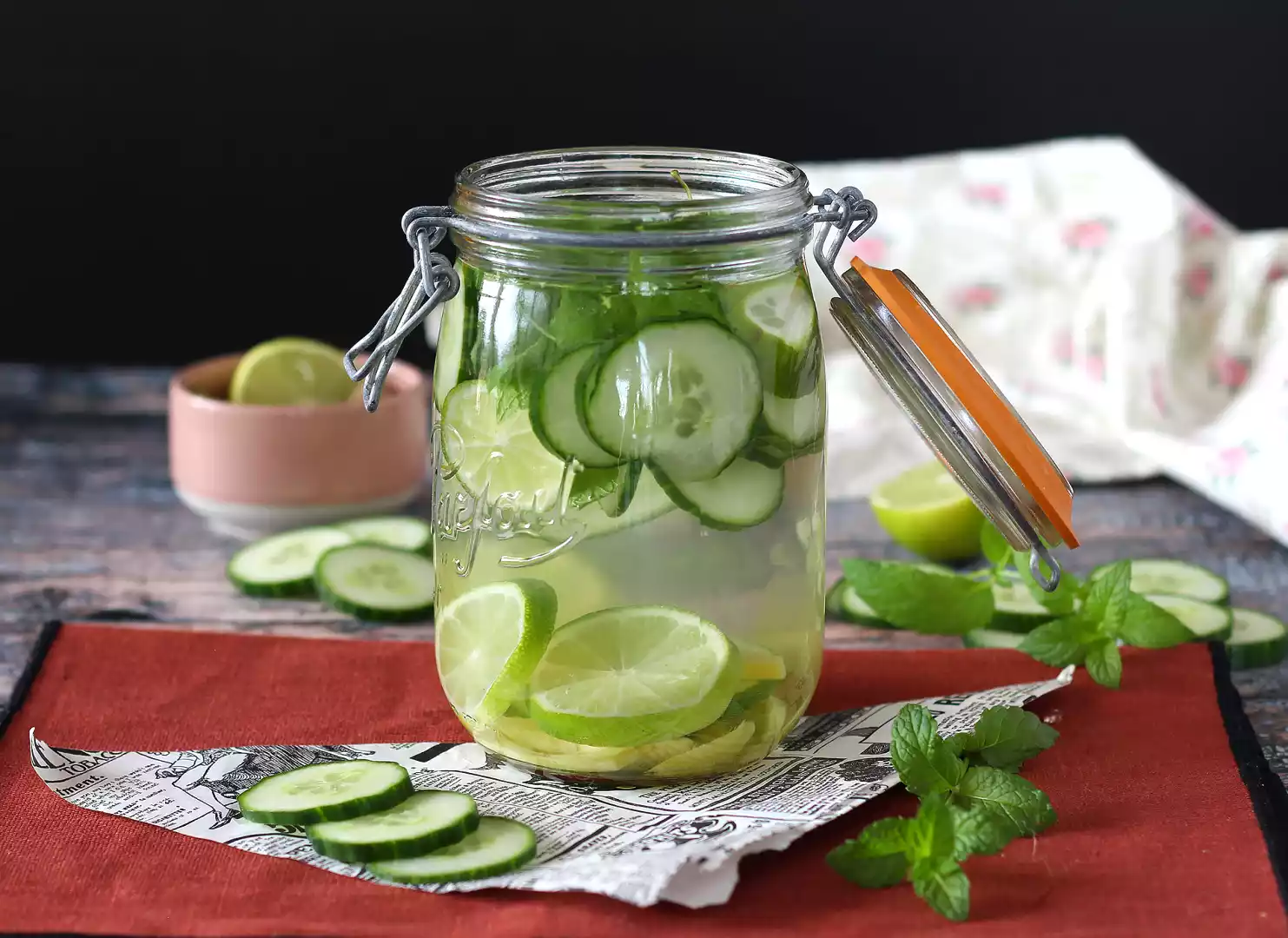 Recipe: flavored water with cucumber, lime, mint & ginger