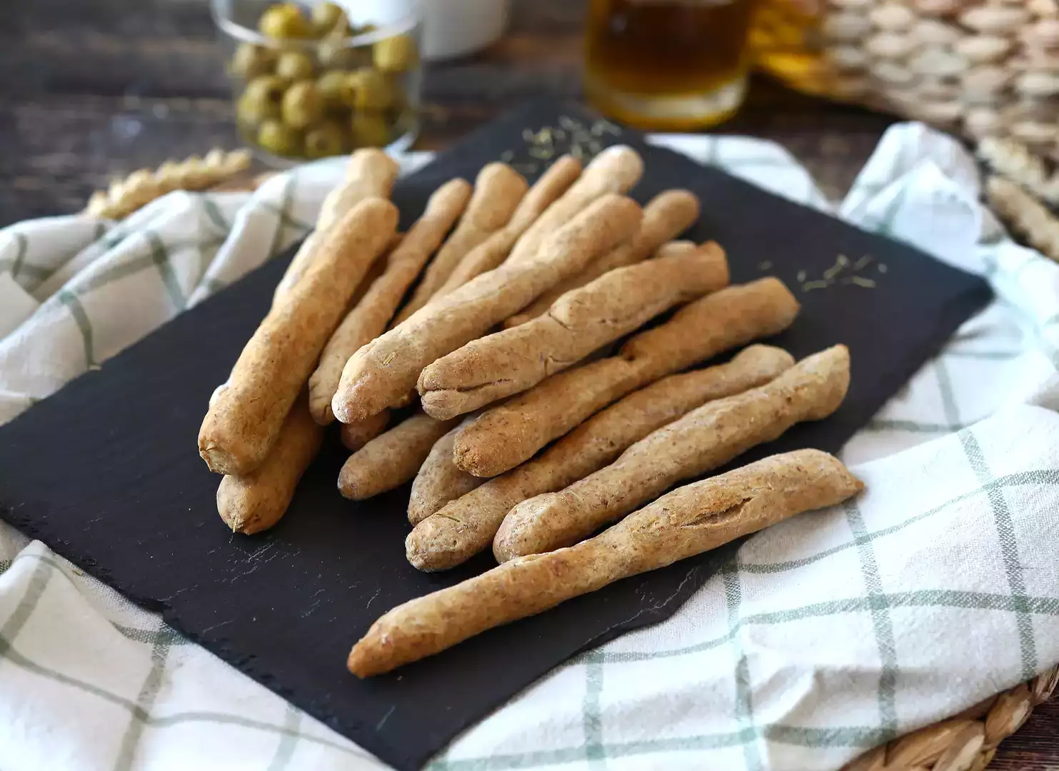 Homemade herbed gressins: easy to make and super-crispy!