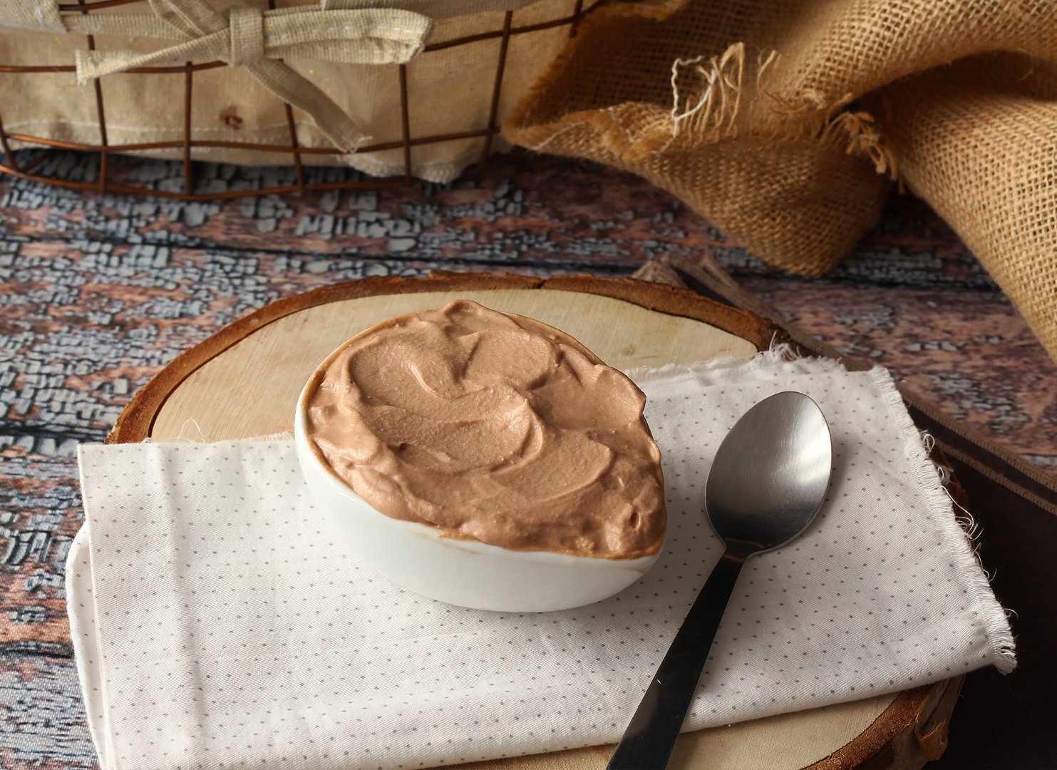 nutella-whipped-cream-perfect-to-frost-layer-cakes-recipe-petitchef