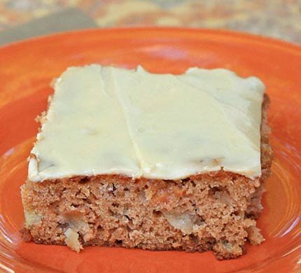 Old-fashioned apple cake with brown sugar frosting - Recipe Petitchef