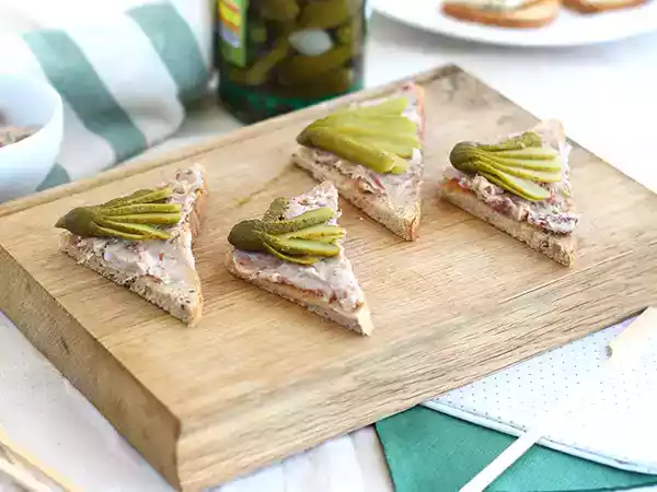 Paté and pickles toast recipe