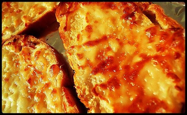 Quick and easy garlic bread recipe for a tasty dinner