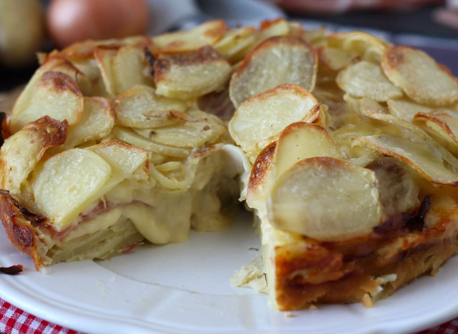 Raclette and potatoes cake - video recipe! - Recipe Petitchef