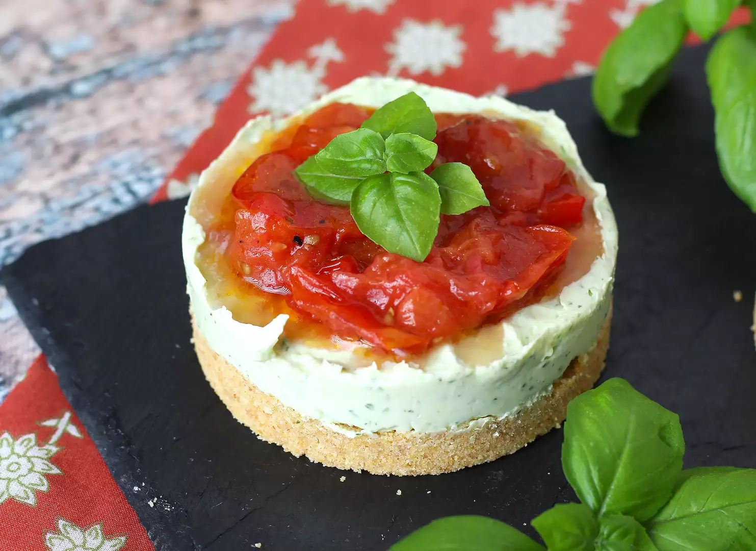 Savory cheesecake with basil and cherry tomatoes: tasty idea for ...