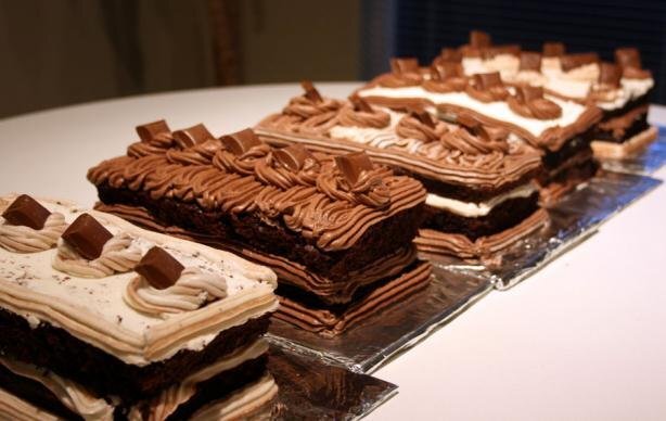 Semisweet chocolate layer cake with bakery frosting - Recipe Petitchef