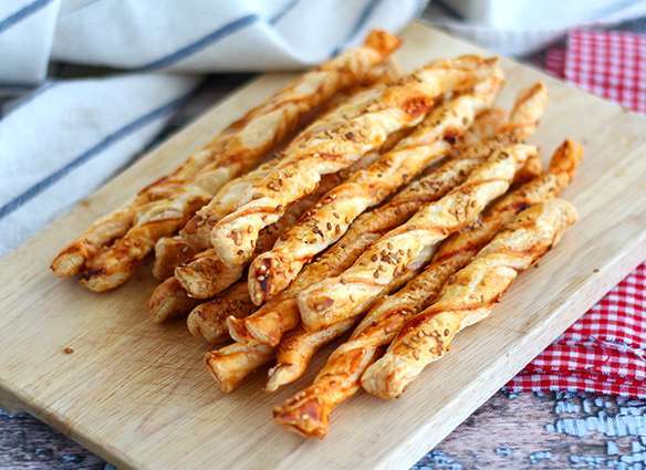 Sesame puff pastry twists - Recipe Petitchef