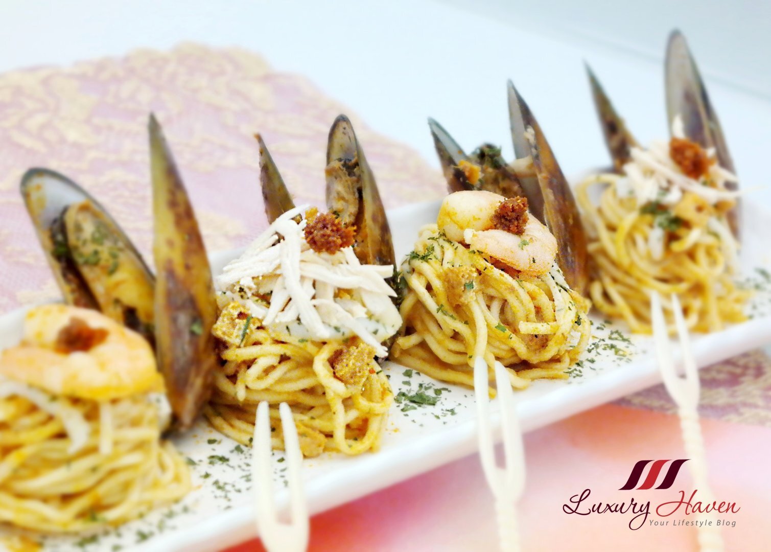 Singapore dry laksa noodles recipe: a tasty party treat!