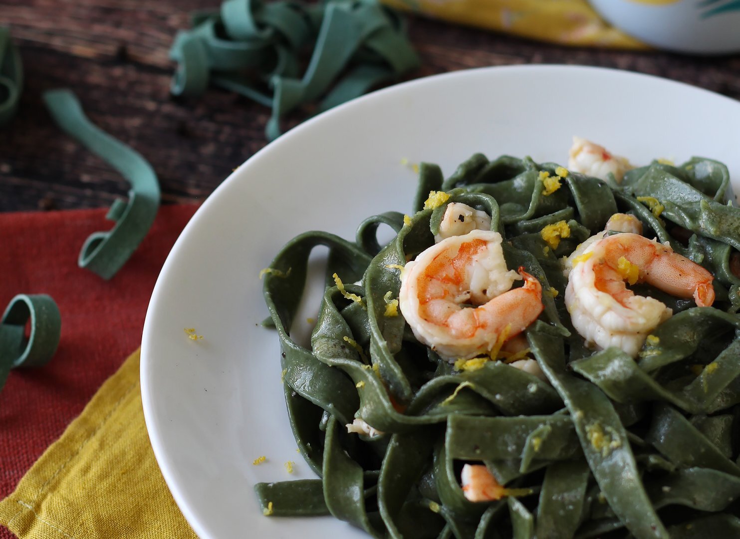 Spirulina pasta with shrimp and lemon recipe: unique taste