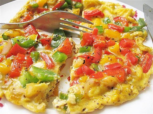 Tri-color bell peppers omelette - Recipe Petitchef