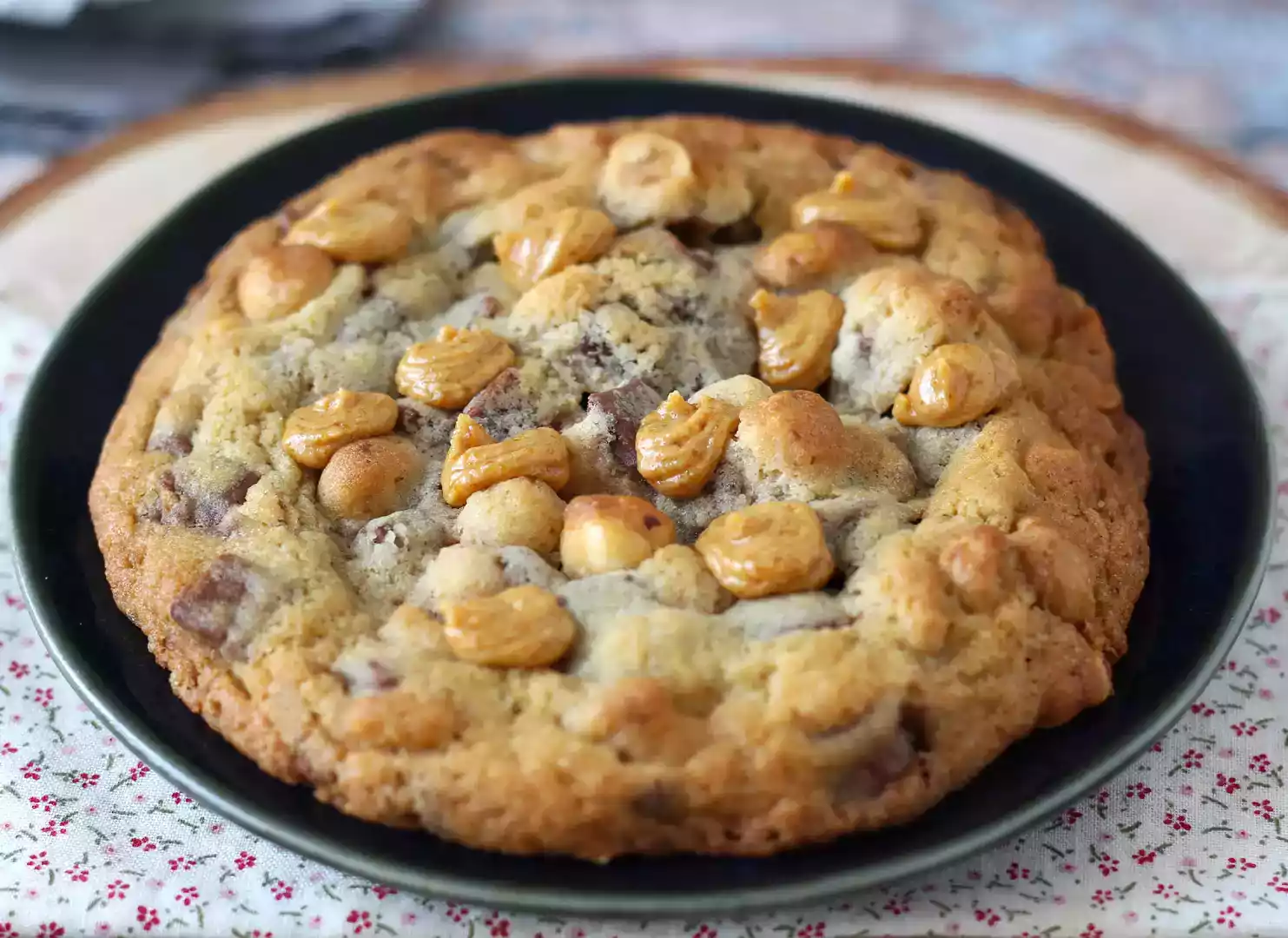 Recipe: xxl cookies with hazelnut chocolate & peanut praline